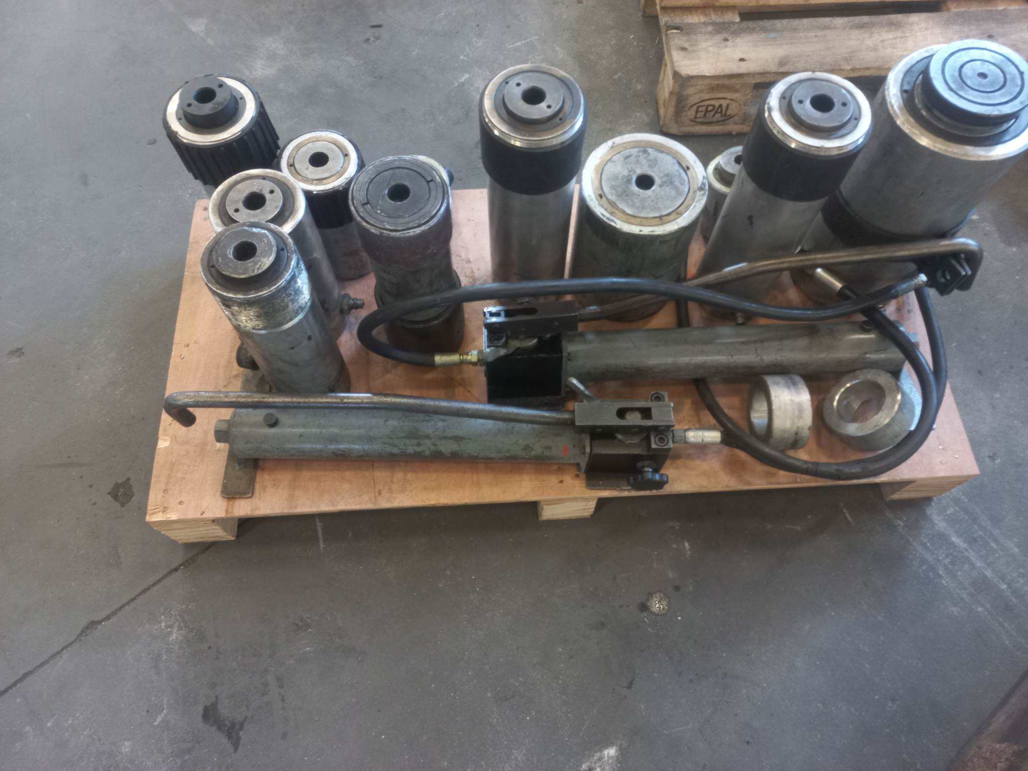95-302 | ΓΡΥΛΟΙ ΑΝΥΨΩΣΗΣ ΑΠΟ 5 ΕΩΣ 63t LUKAS - Pitsikoglou Machinery